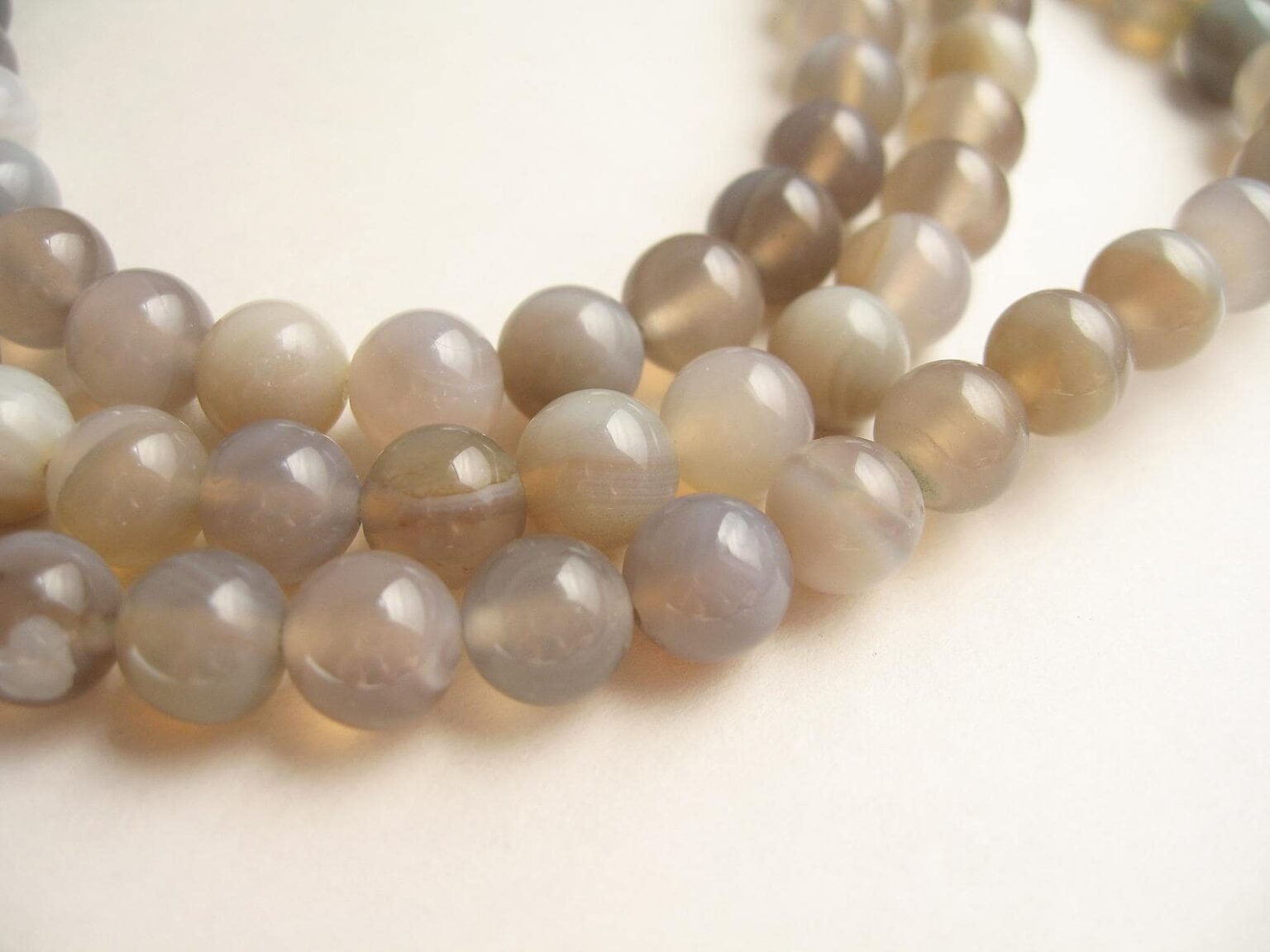 Une liste complète des pierres grises en bijouterie