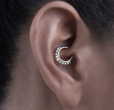 Daith piercing: Dor, custos, cura, jóias, dores de cabeça, cuidados ...