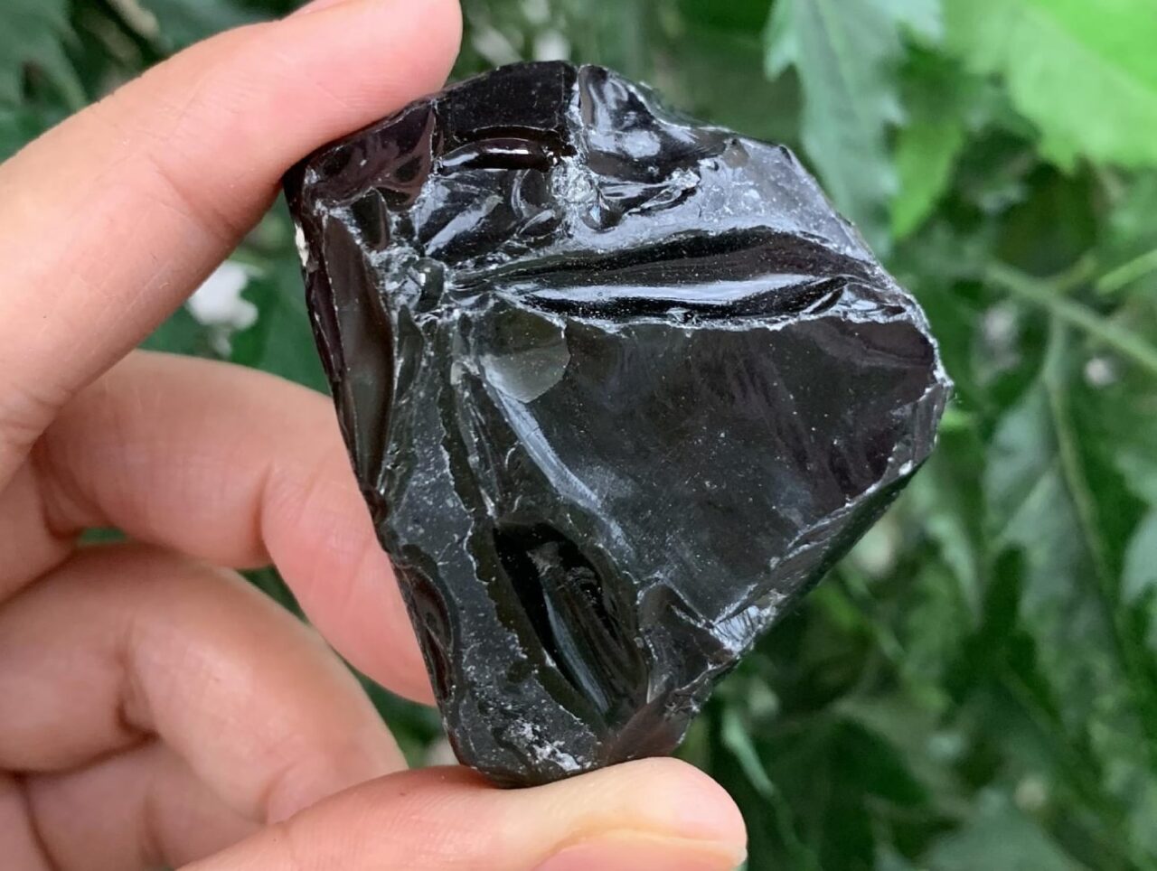 Tudo sobre a pedra obsidiana: Significados, cores, propriedades e jóias