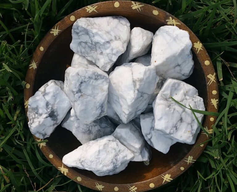 Todo sobre la piedra howlita: propiedades, colores, significado y ...