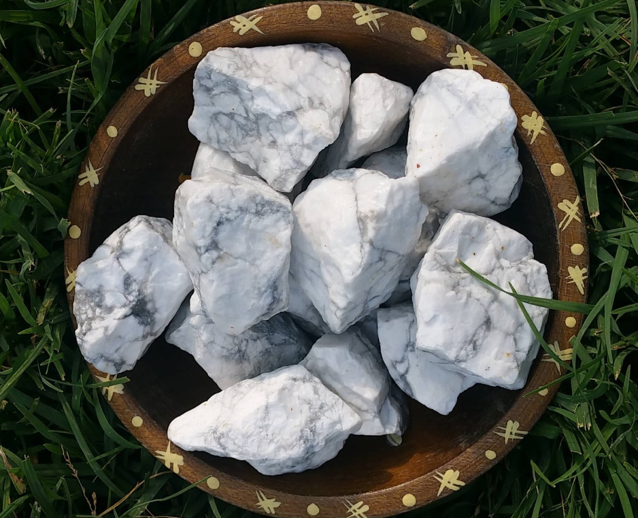 Todo sobre la piedra howlita: propiedades, colores, significado y ...