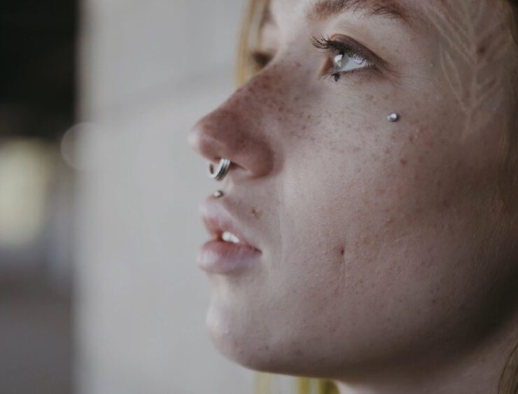 Quais são os tipos de piercing na boca? E como se compram jóias?