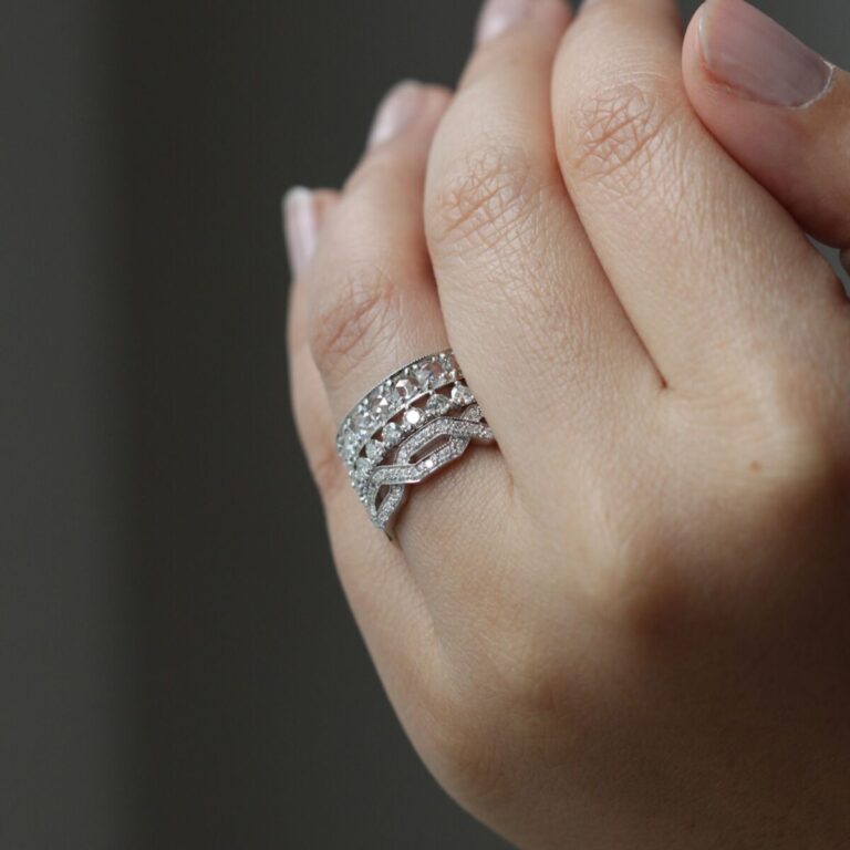 Why and how to build your own stacked wedding rings? With recommended looks